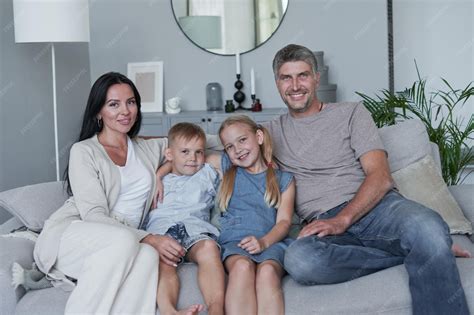 Familia Feliz Madre Padre E Hijos En Casa Foto Premium