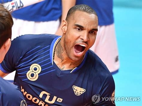 우리카드 아가메즈 다혈질에서 소통왕 변신…상승세 주인공 한국경제