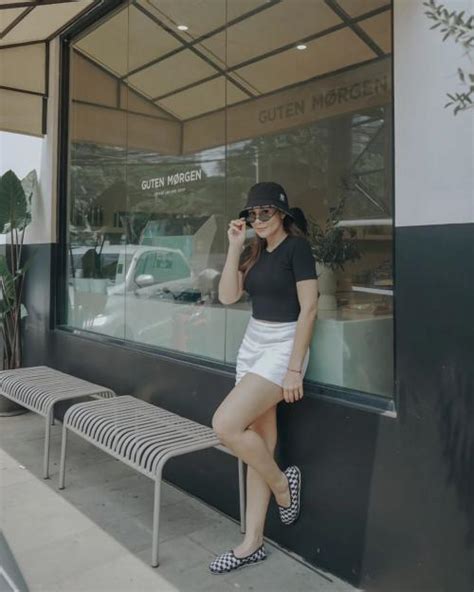 Gaya Seksi Wulan Guritno Pakai Hotpants Tak Kalah Dari ABG News