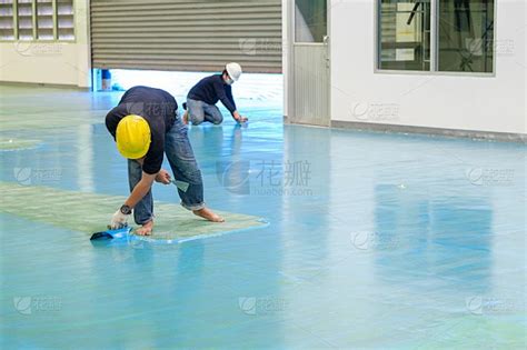 施工人员正在用镘刀涂环氧腻子进行环氧地坪自流平施工素材 花瓣网