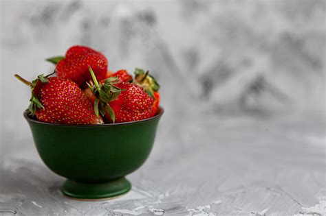 잘 익은 빨간 딸기 육즙이 잘 익은 붉은 딸기로 채워진 그릇 회색 콘크리트 테이블에 딸기 신선한 딸기 사진 Ðoncept 건강