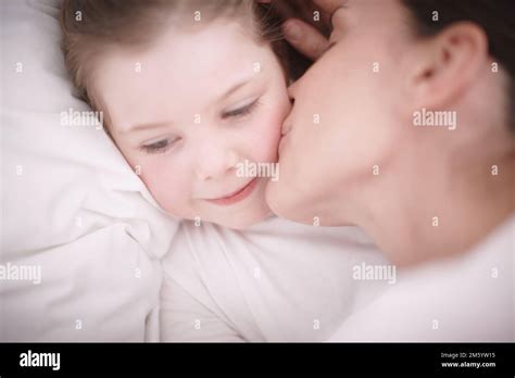 Embrasser Sa Fille Bonne Nuit Une Maman Qui Donne Un Baiser De Bonne