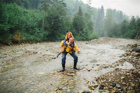 숲에서 걷는 동안 장난 행복한 잘 생긴 부부 산에서 관광객 자연 개념의 모험 산에서 커플 25 29세에 대한 스톡 사진 및 기타 이미지 Istock