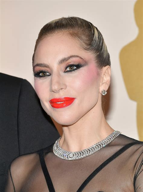 Oscar 2023 Lady Gaga Senza Trucco Canta Hold My Hand Vanity Fair Italia