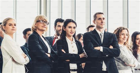 성공적인 사업가들은 함께 서서 노동자 공동체의 강한 관계를 보여줍니다 현대 사무실에서 강력한 그룹 팀워크를 표현하는 사업가와 사업가 팀 사진 Unsplash의 태국 이미지