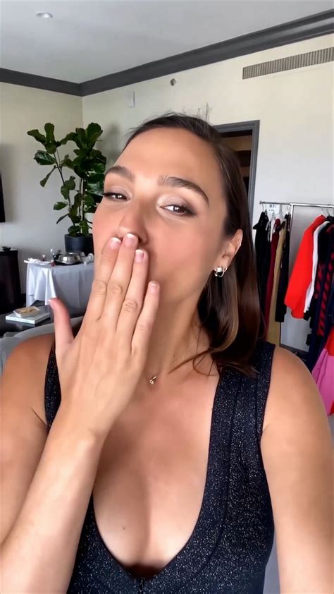 Gal Gadot Cleavage 2