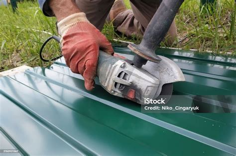 지붕 작업 중에 건설 작업자는 앵글 그라인더로 사다리꼴 프로파일의 강판을 분사합니다 강철에 대한 스톡 사진 및 기타 이미지 강철 공학 금속 Istock