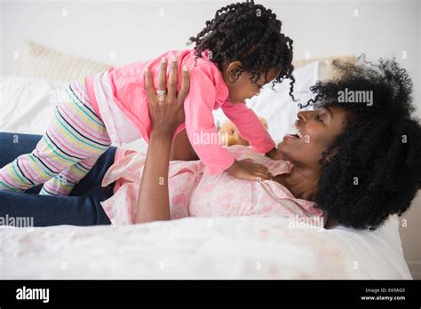 Mutter und tochter spielen mit Fotos und Bildmaterial in hoher Auflösung Alamy