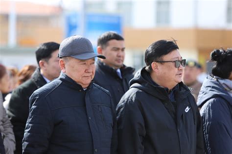 Сэлэнгэ түмэн 🇲🇳🇲🇳🇲🇳 ЭхОрончдынӨдөр өөр Партизаны талбай дахь “Сүхбаатарын хөшөө” нд цэцэг