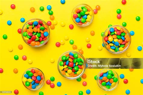 그릇과 항아리에 다른 색깔의 둥근 사탕 복사 공간이있는 다양한 과자 및 사탕의 평면도 0명에 대한 스톡 사진 및 기타 이미지