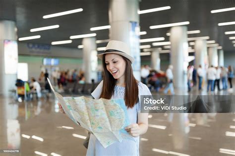 젊은 즐거운 여행자 관광 여자 모자 종이 지도 들고 로비 홀 국제 공항에서 기다리는 동안 경로 검색 주말도 주에 해외 여행 하는 승객 공기 비행 개념입니다 건축에 대한 스톡