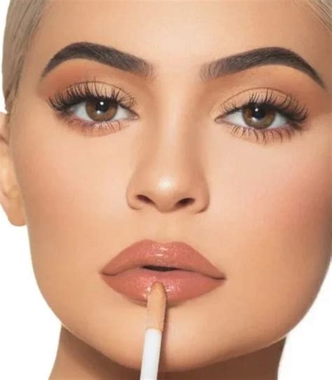 Набор стойких жидких матовых помад KYLIE розовая коробка с сердцем 12 ...