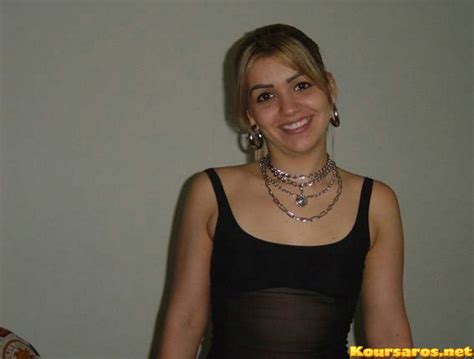 Παθιασμένη με τον πούτσο ποζάρει με χαμόγελο και τον παίρνει πίπα κώλο