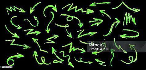 네온 그린 화살표 세트 왁스 크레용 산성 녹색으로 낙서 요소를 그립니다 벡터 목탄 개요 기호의 모음 방향 표시기 낙서 번개 아이콘 어린이 그리기 스타일 0명에 대한 스톡