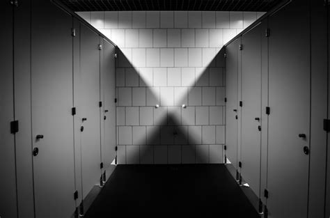 무료 이미지 빛 검정색과 흰색 화이트 홀 그림자 어둠 검은 단색화 대칭 선실 모양 전혀 공중 화장실