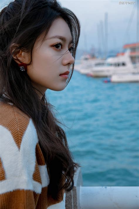 赵今麦晒海边照片，穿棕色条纹毛衣 搜狐大视野 搜狐新闻