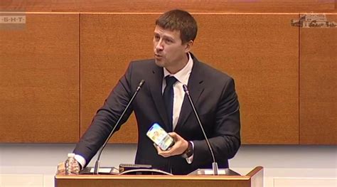 СТАВА ЗАРАЗНО Нов шпионин в парламента креслив лидер на опозиционна партия записва колегите