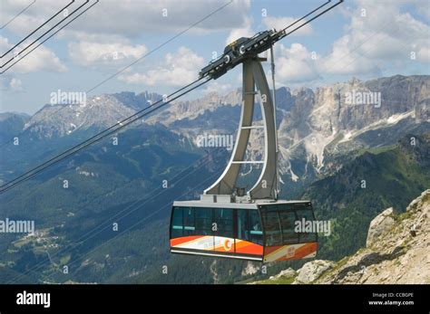Col Rodella Funivia Passo Sella Italia Foto Stock Alamy
