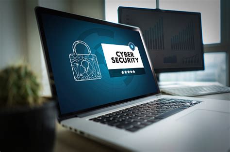 사이버 보안 사업 기술 방화벽 바이러스 백신 경고 보호 보안 및 사이버 기민에 대한 스톡 사진 및 기타 이미지 기민 노트북 노트북 사용하기 Istock