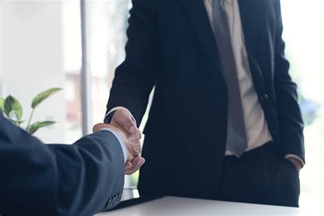 비즈니스 인수 합병 성공적인 협상 축하 파트너십 및 비즈니스 거래 개념에 파트너와 악수하는 두 사업가의 팀워크를 위한 사업가 악수 2명에 대한 스톡 사진 및 기타 이미지