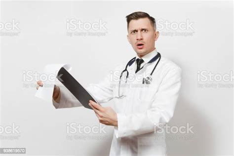 충격된 경험된 잘생긴 젊은 의사 남자 흰색 배경에 고립 메모장 폴더에 의료 유니폼 청진 기 건강 카드에서 남자 의사 의료 인력 건강 의학 개념입니다 Mri 스캐너에 대한