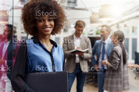 동료 배경에 현대 사무실에 서있는 노트북을 가진 웃는 아프리카 사업가 20 24세에 대한 스톡 사진 및 기타 이미지 20 24세 25 29세 30 34세 Istock