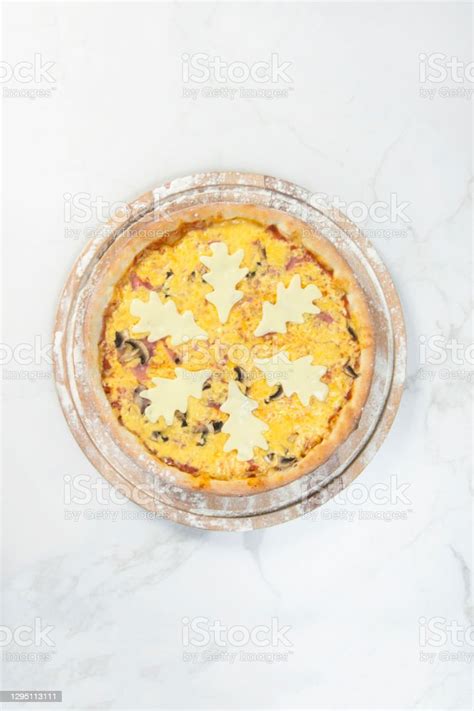 대리석 배경의 나무 보드에 제공되는 치즈 눈송이가있는 새해 스타일의 피자 가식적 미소에 대한 스톡 사진 및 기타 이미지 가식적 미소 개념 건강에 좋지 않은 음식