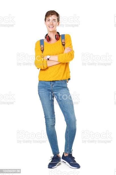 전체 길이 행복 한 젊은 여자 가방와 헤드폰 고립 된 흰색 바탕에 서 서 20 29세에 대한 스톡 사진 및 기타 이미지 20 29세 네덜란드 데님 Istock