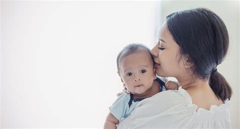 병원에서 갓 태어난 아기에게 키스하는 아름다운 젊은 아시아인 또는 백인 어머니의 초상화를 닫습니다 건강 관리 및 의료 사랑