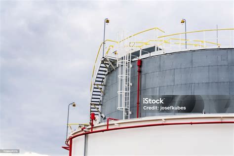 액체 및 유체 가스 또는 오일 저장 탱크 홀더 컨테이너 극적인 하늘 배경 복사 공간 가솔린에 대한 스톡 사진 및 기타 이미지