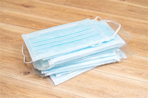 노벨 코로나바이러스 또는 우한 코로나 바이러스 및 인플루엔자에 대한 흰색 배경에 보호 얼굴 마스크 및 살균제 젤 디스펜서 방부제 위생 및 건강 관리 개념 2019년에 대한