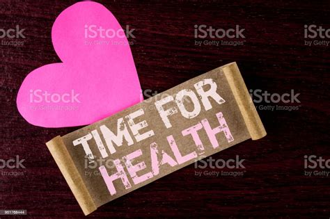 개념적 손 건강에 대 한 시간을 보여주는 작성입니다 라이프 스타일 변화 인식 웰빙 영양 건강 나무 배경 심장에 접혀 골 판지 종이에 작성을 보여주는 비즈니스 사진 건강