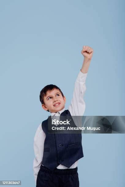 흰색 셔츠와 조끼에 행복한 아이 소년은 파란색 배경에 스튜디오에서 손을 제기 귀여운에 대한 스톡 사진 및 기타 이미지 귀여운 긍정적인 감정 표현 동기 부여 Istock