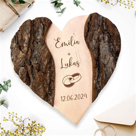 Personalisiertes Holz Herz Mit Gravur Zur Hochzeit Ringe