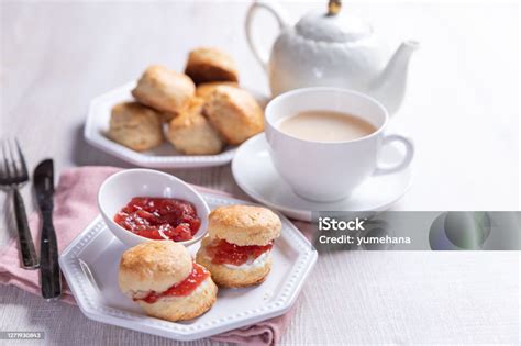 크림과 잼을 곁들인 잉글리시 스콘과 화이트 테이블에 차 한 잔이 나옵니다 스콘에 대한 스톡 사진 및 기타 이미지 스콘 크림 티 차 뜨거운 음료 Istock