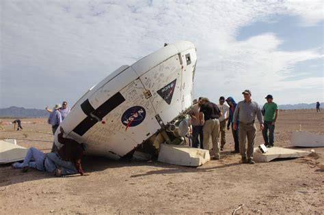 A Close Look At Nasas Orion Spacecraft After Its Parachute Test The Verge