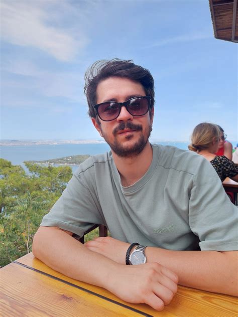 Ahmet Anıl Sarı Medium