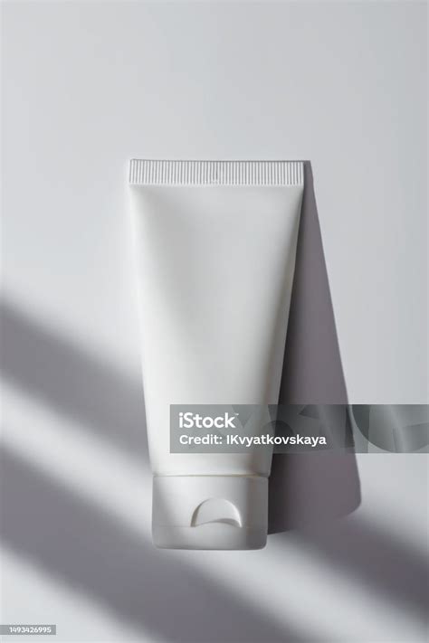 흰색 바탕에 크림 튜브입니다 화장품 스킨케어 제품 빈 플라스틱 패키지 흰색 상표가 없는 로션 밤 핸드 크림 치약 모형 복사 공간이 있는 자외선 차단제 크림 병 0명에 대한