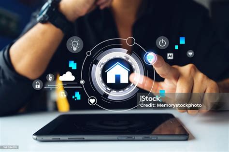 스마트 홈 시스템과 인공 지능 개념 홀로그램 디지털 챗봇 애플리케이션 대화 도우미 가상 화면의 디지털 챗봇 미래 지향적인 기술 혁신 메시지에 대한 스톡 사진 및 기타 이미지