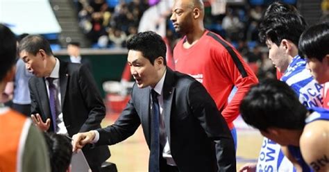 경기 후 전희철 Sk 감독 “kcc 속공을 잘 차단했다” 전창진 Kcc 감독 “나도 선수들도 생각해봐야 한다”