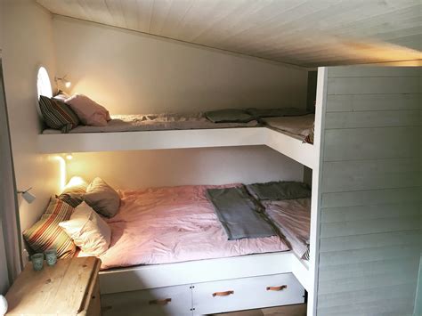 Gästsäng Våningssäng Loftsäng Plats För Fem Sommarstuga Inredning