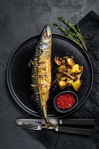 튀긴 감자와 버섯을 곁들인 훈제 고등어 검은 색 배경입니다 맨 위 보기 갈색에 대한 스톡 사진 및 기타 이미지 갈색 건강한 생활방식 고등어류 Istock