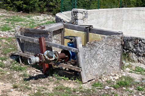 Complex Connection Of Multiple Pipeline Connectors With Metal Valve