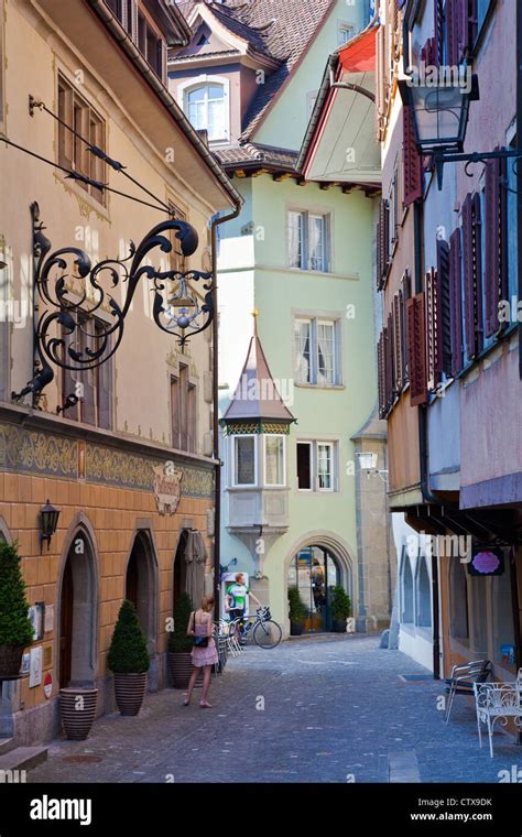 Eine Szene In Der Altstadt Von Zug Schweiz Stockfotografie Alamy