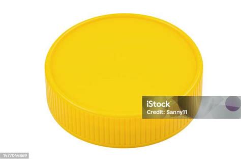 흰색 배경에 격리된 노란색 플라스틱 뚜껑 플라스틱 둥근 항아리 뚜껑 0명에 대한 스톡 사진 및 기타 이미지 0명 Ppl 공원 가리기 Istock