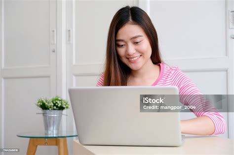 젊은 아시아 여자 노트북 컴퓨터를 사용 하 여 행복 사람과 기술 라이프 스타일 교육 비즈니스 개념으로 웃 고 가정의 방에 대한 스톡 사진 및 기타 이미지 Istock