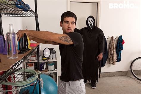 Calientes GAYS Bromo Com Presenta Scary Movie Parodia GAY XXX