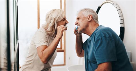 청소 노인 부부 및 위생을 위한 양치질 충치 예방을 위한 미소 또는 일상 집 노인 및 칫솔 칫솔 구강 건강을 위해 욕실에서 행복 하거나 치과 진료와 함께 양치질에 대한 스톡