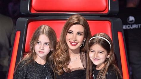 نانسي عجرم وبناتها ضمن أجواء ميلادية ومعايدة للناس على طريقتهنّ