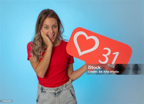 좋아하는 의 심장 기호를 들고 매력적인 여성은 인터넷에서 추종자와 팬들과 행복 소셜 미디어 알림 아이콘을 사랑해요 발렌타인 데이에 대한 메시지를 갖는 사랑하는 소녀 소셜